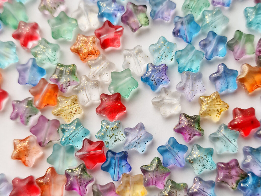 Glassperler, fargerike stjerner med gull-glitter
