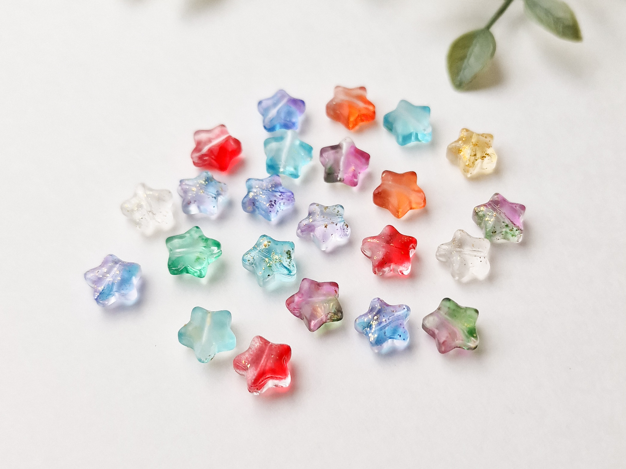 Glassperler, fargerike stjerner med gull-glitter